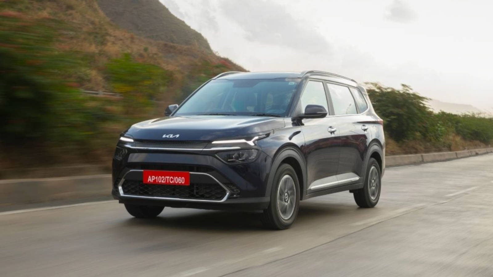 Mitsubishi Xpander vs Kia Carens Comparison: Specs, Price