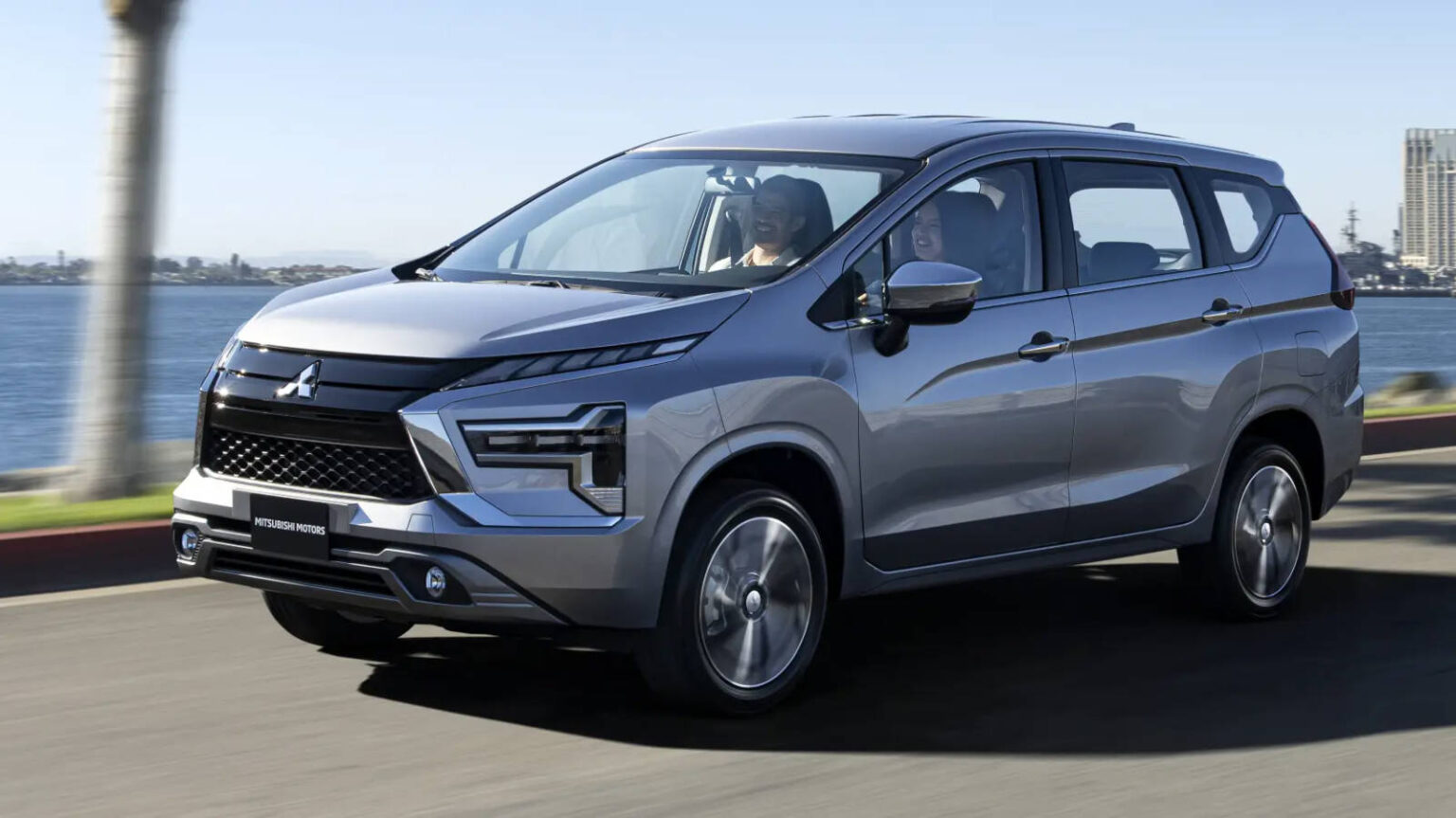 Mitsubishi Xpander vs Kia Carens Comparison: Specs, Price
