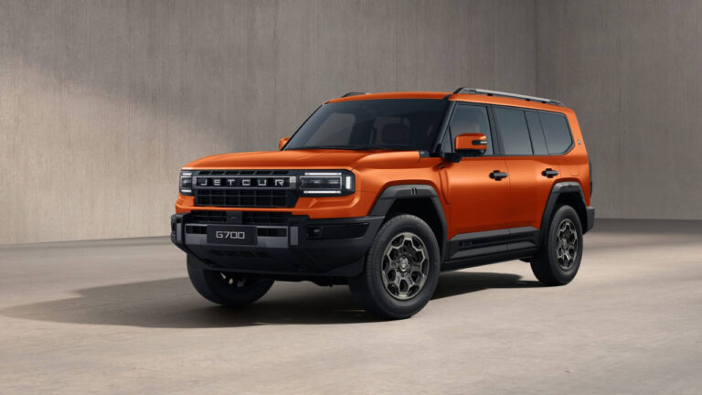Jetour G700 vs BYD Leopard 8 | Features, Specs, Price Compared